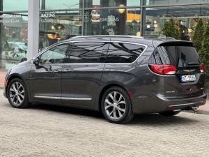 Grey Chrysler Pacifica 2018 in Riga, with an engine capacity of 3.60 L and mileage of 129 thousand km for 33400 €, photo 3 on AUTOMOTO.COM.LV