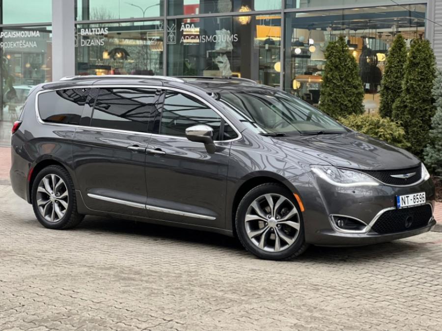 Grey Chrysler Pacifica 2018 in Riga, with an engine capacity of 3.60 L and mileage of 129 thousand km for 33400 €, photo 4 on AUTOMOTO.COM.LV