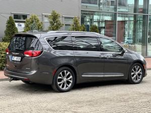 Grey Chrysler Pacifica 2018 in Riga, with an engine capacity of 3.60 L and mileage of 129 thousand km for 33400 €, photo 5 on AUTOMOTO.COM.LV