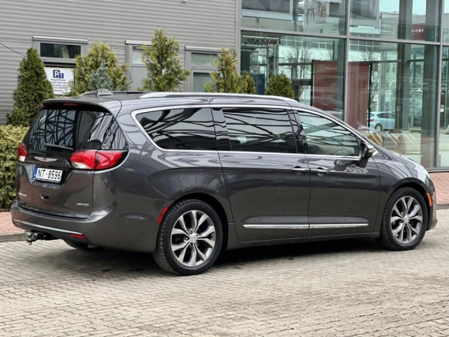 Grey Chrysler Pacifica 2018 in Riga, with an engine capacity of 3.60 L and mileage of 129 thousand km for 33400 €, photo 5 on AUTOMOTO.COM.LV