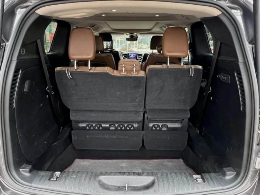 Grey Chrysler Pacifica 2018 in Riga, with an engine capacity of 3.60 L and mileage of 129 thousand km for 33400 €, photo 6 on AUTOMOTO.COM.LV