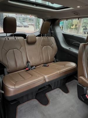 Grey Chrysler Pacifica 2018 in Riga, with an engine capacity of 3.60 L and mileage of 129 thousand km for 33400 €, photo 7 on AUTOMOTO.COM.LV
