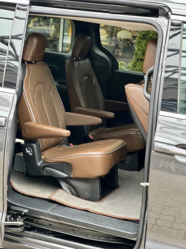 Pelēks Chrysler Pacifica 2018 Rīga, ar dzinēja tilpumu 3.60 L un nobraukumu 129 tūkst. km par 33400 €, foto 7 vietnē AUTOMOTO.COM.LV