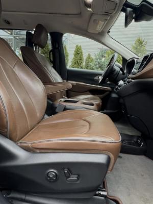 Grey Chrysler Pacifica 2018 in Riga, with an engine capacity of 3.60 L and mileage of 129 thousand km for 33400 €, photo 9 on AUTOMOTO.COM.LV
