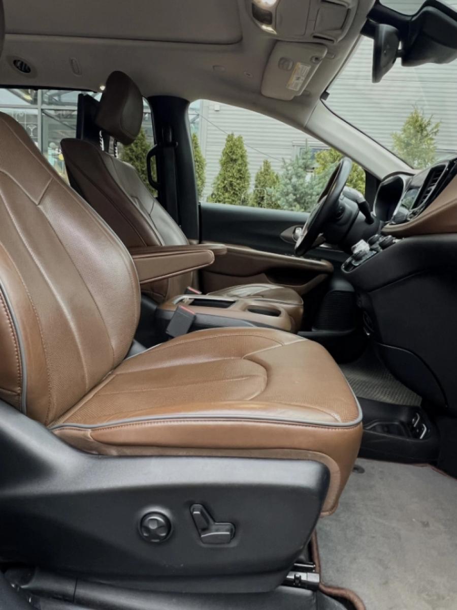 Grey Chrysler Pacifica 2018 in Riga, with an engine capacity of 3.60 L and mileage of 129 thousand km for 33400 €, photo 9 on AUTOMOTO.COM.LV
