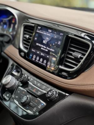 Grey Chrysler Pacifica 2018 in Riga, with an engine capacity of 3.60 L and mileage of 129 thousand km for 33400 €, photo 10 on AUTOMOTO.COM.LV