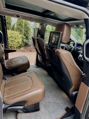 Grey Chrysler Pacifica 2018 in Riga, with an engine capacity of 3.60 L and mileage of 129 thousand km for 33400 €, photo 12 on AUTOMOTO.COM.LV