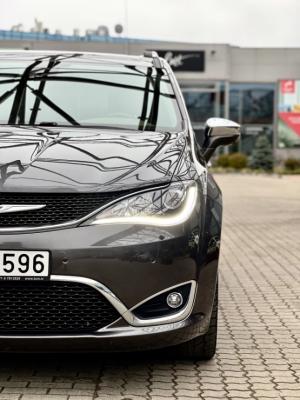 Grey Chrysler Pacifica 2018 in Riga, with an engine capacity of 3.60 L and mileage of 129 thousand km for 33400 €, photo 13 on AUTOMOTO.COM.LV