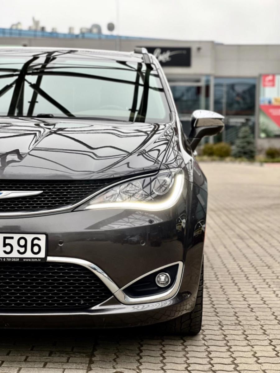 Grey Chrysler Pacifica 2018 in Riga, with an engine capacity of 3.60 L and mileage of 129 thousand km for 33400 €, photo 13 on AUTOMOTO.COM.LV