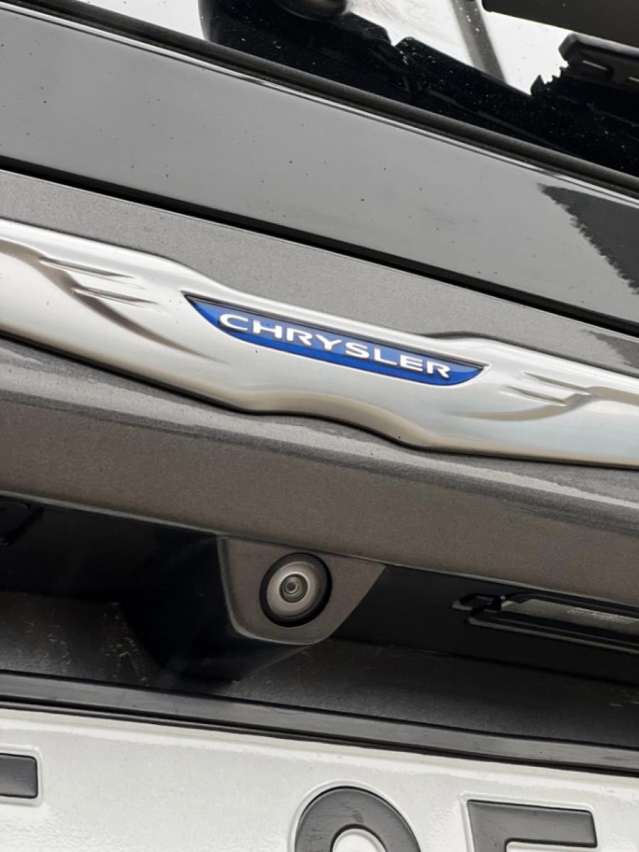 Grey Chrysler Pacifica 2018 in Riga, with an engine capacity of 3.60 L and mileage of 129 thousand km for 33400 €, photo 16 on AUTOMOTO.COM.LV