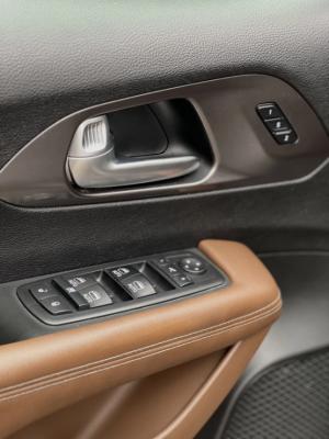 Grey Chrysler Pacifica 2018 in Riga, with an engine capacity of 3.60 L and mileage of 129 thousand km for 33400 €, photo 18 on AUTOMOTO.COM.LV