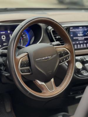 Grey Chrysler Pacifica 2018 in Riga, with an engine capacity of 3.60 L and mileage of 129 thousand km for 33400 €, photo 19 on AUTOMOTO.COM.LV