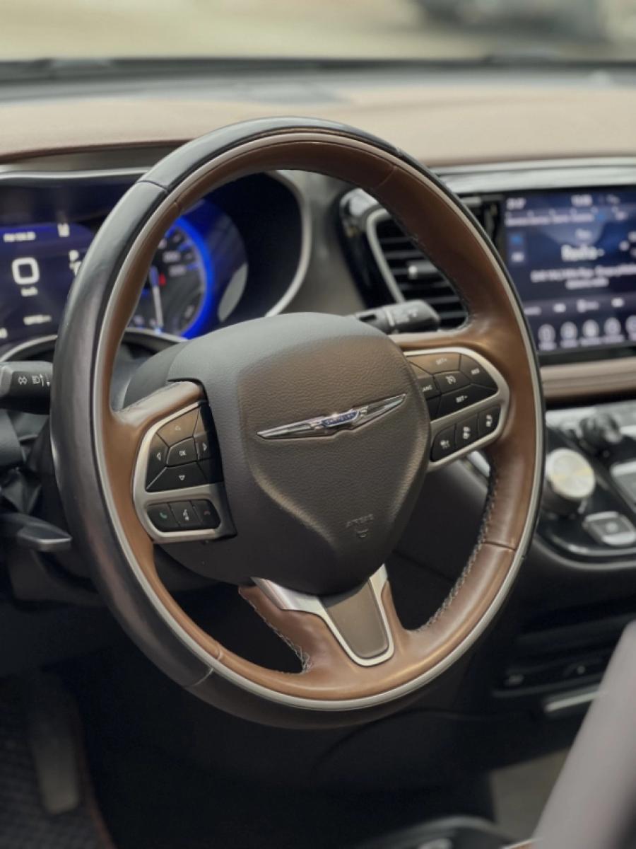 Grey Chrysler Pacifica 2018 in Riga, with an engine capacity of 3.60 L and mileage of 129 thousand km for 33400 €, photo 19 on AUTOMOTO.COM.LV