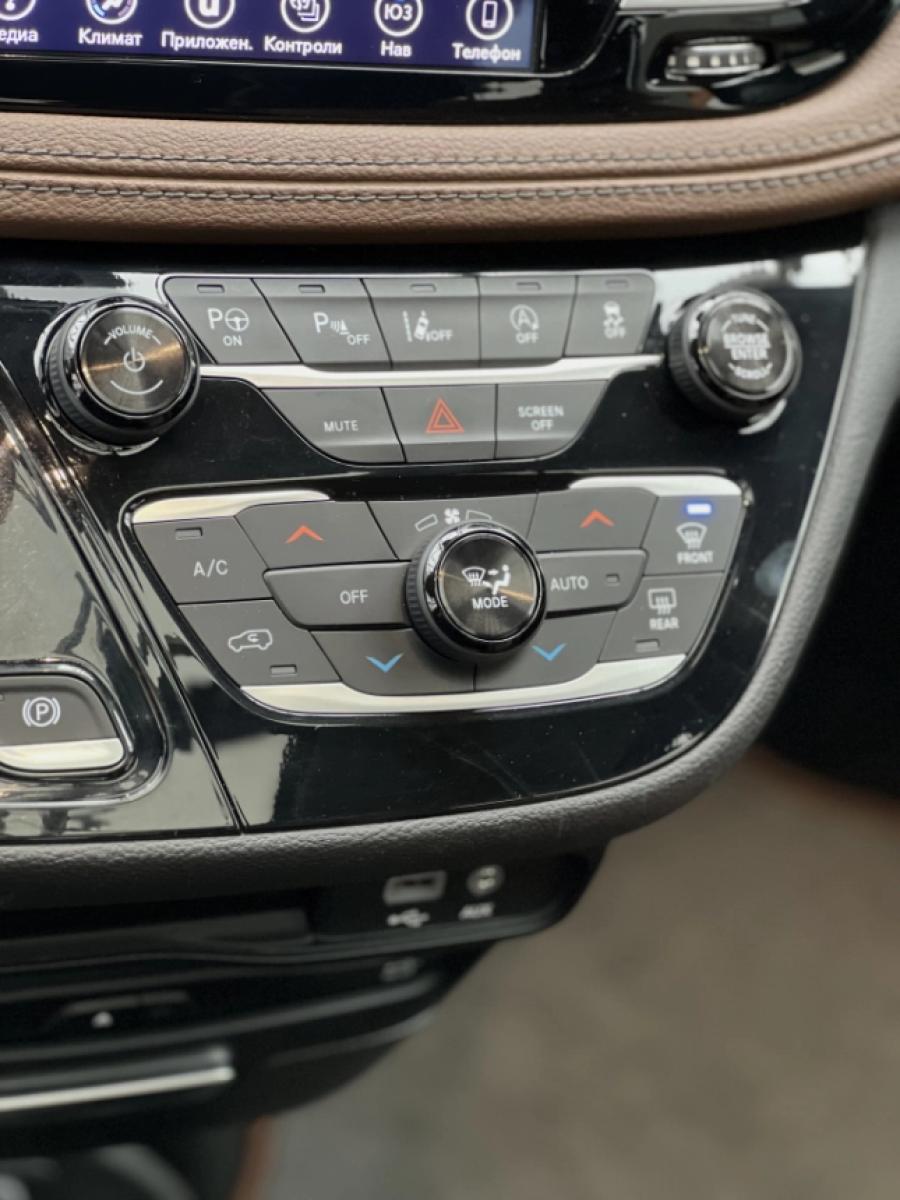 Grey Chrysler Pacifica 2018 in Riga, with an engine capacity of 3.60 L and mileage of 129 thousand km for 33400 €, photo 20 on AUTOMOTO.COM.LV