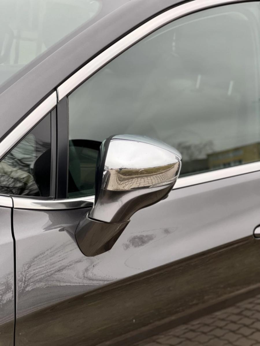 Grey Chrysler Pacifica 2018 in Riga, with an engine capacity of 3.60 L and mileage of 129 thousand km for 33400 €, photo 24 on AUTOMOTO.COM.LV