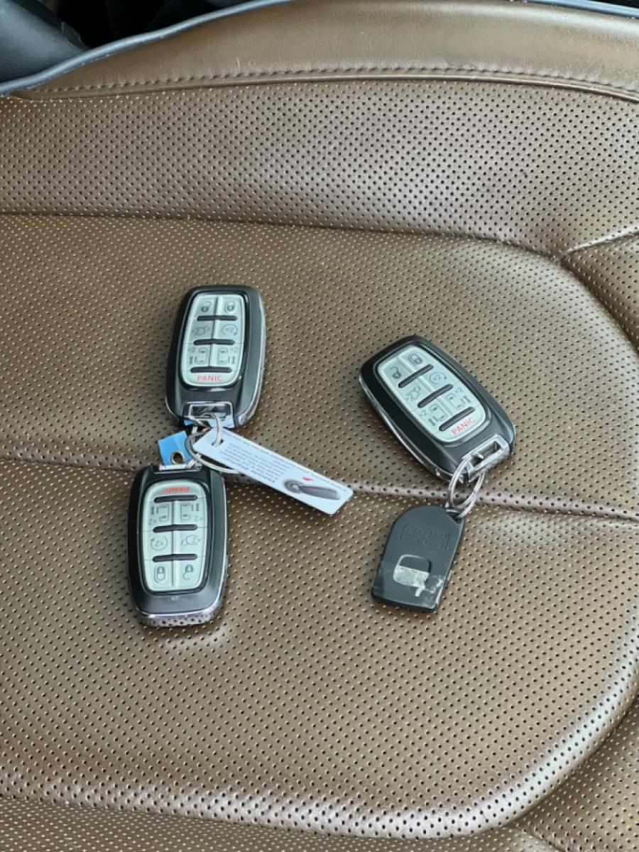 Grey Chrysler Pacifica 2018 in Riga, with an engine capacity of 3.60 L and mileage of 129 thousand km for 33400 €, photo 25 on AUTOMOTO.COM.LV