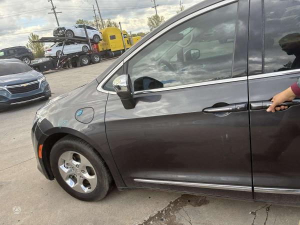 Pelēks Chrysler Pacifica 2018 Viļņa, ar dzinēja tilpumu 3.61 L un nobraukumu 101 tūkst. km par 10800 €, foto 6 vietnē AUTOMOTO.COM.LV