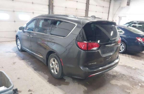 Pelēks Chrysler Pacifica 2018 Viļņa, ar dzinēja tilpumu 3.61 L un nobraukumu 101 tūkst. km par 10800 €, foto 8 vietnē AUTOMOTO.COM.LV