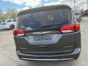 Grey Chrysler Pacifica 2018 in Vilnius, with an engine capacity of 3.61 L and mileage of 101 thousand km for 10800 €, photo 11 on AUTOMOTO.COM.LV