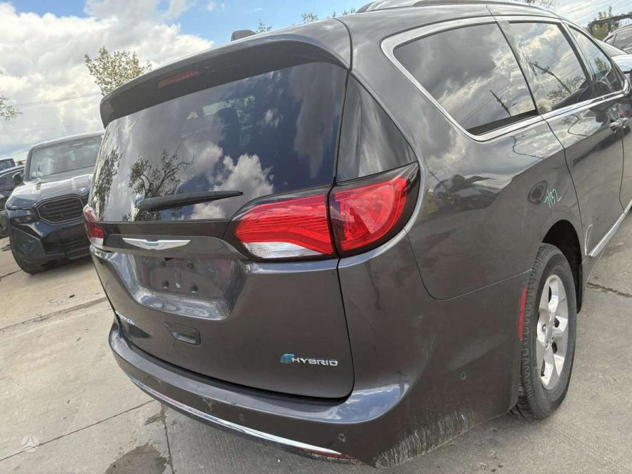 Grey Chrysler Pacifica 2018 in Vilnius, with an engine capacity of 3.61 L and mileage of 101 thousand km for 10800 €, photo 12 on AUTOMOTO.COM.LV