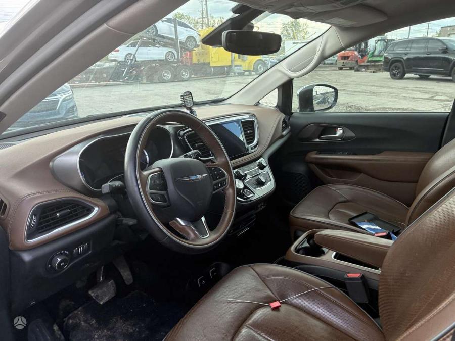 Grey Chrysler Pacifica 2018 in Vilnius, with an engine capacity of 3.61 L and mileage of 101 thousand km for 10800 €, photo 18 on AUTOMOTO.COM.LV
