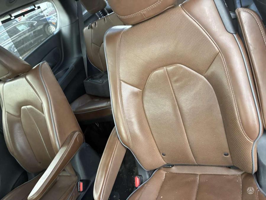 Grey Chrysler Pacifica 2018 in Vilnius, with an engine capacity of 3.61 L and mileage of 101 thousand km for 10800 €, photo 23 on AUTOMOTO.COM.LV