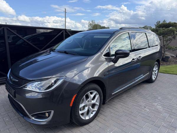Grey Chrysler Pacifica 2018 in Siauliai, with an engine capacity of 3.61 L and mileage of 193 thousand km for 13500 €, photo 2 on AUTOMOTO.COM.LV