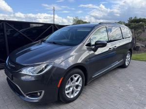 Pelēks Chrysler Pacifica 2018 Šauļi, ar dzinēja tilpumu 3.61 L un nobraukumu 193 tūkst. km par 13500 €, foto 3 vietnē AUTOMOTO.COM.LV