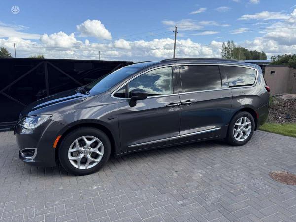 Grey Chrysler Pacifica 2018 in Siauliai, with an engine capacity of 3.61 L and mileage of 193 thousand km for 13500 €, photo 3 on AUTOMOTO.COM.LV