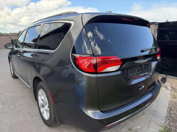 Grey Chrysler Pacifica 2018 in Siauliai, with an engine capacity of 3.61 L and mileage of 193 thousand km for 13500 €, photo 4 on AUTOMOTO.COM.LV