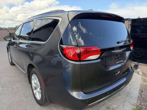 Pelēks Chrysler Pacifica 2018 Šauļi, ar dzinēja tilpumu 3.61 L un nobraukumu 193 tūkst. km par 13500 €, foto 5 vietnē AUTOMOTO.COM.LV