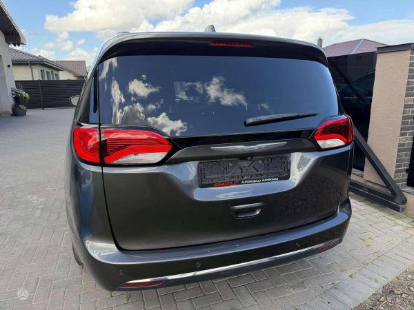 Grey Chrysler Pacifica 2018 in Siauliai, with an engine capacity of 3.61 L and mileage of 193 thousand km for 13500 €, photo 5 on AUTOMOTO.COM.LV