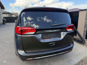 Pelēks Chrysler Pacifica 2018 Šauļi, ar dzinēja tilpumu 3.61 L un nobraukumu 193 tūkst. km par 13500 €, foto 6 vietnē AUTOMOTO.COM.LV