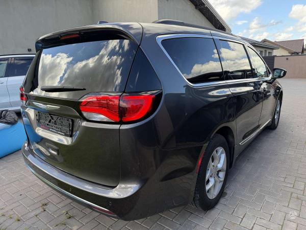 Grey Chrysler Pacifica 2018 in Siauliai, with an engine capacity of 3.61 L and mileage of 193 thousand km for 13500 €, photo 6 on AUTOMOTO.COM.LV