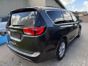 Pelēks Chrysler Pacifica 2018 Šauļi, ar dzinēja tilpumu 3.61 L un nobraukumu 193 tūkst. km par 13500 €, foto 7 vietnē AUTOMOTO.COM.LV
