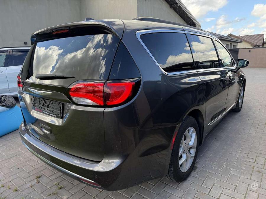Pelēks Chrysler Pacifica 2018 Šauļi, ar dzinēja tilpumu 3.61 L un nobraukumu 193 tūkst. km par 13500 €, foto 7 vietnē AUTOMOTO.COM.LV