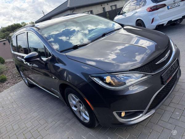 Grey Chrysler Pacifica 2018 in Siauliai, with an engine capacity of 3.61 L and mileage of 193 thousand km for 13500 €, photo 7 on AUTOMOTO.COM.LV