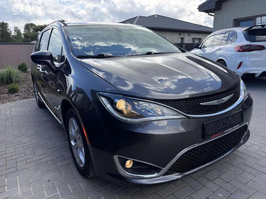 Pelēks Chrysler Pacifica 2018 Šauļi, ar dzinēja tilpumu 3.61 L un nobraukumu 193 tūkst. km par 13500 €, foto 9 vietnē AUTOMOTO.COM.LV