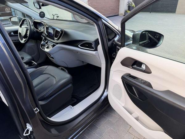 Grey Chrysler Pacifica 2018 in Siauliai, with an engine capacity of 3.61 L and mileage of 193 thousand km for 13500 €, photo 10 on AUTOMOTO.COM.LV