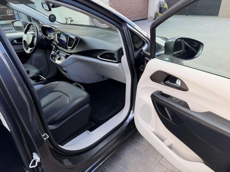 Pelēks Chrysler Pacifica 2018 Šauļi, ar dzinēja tilpumu 3.61 L un nobraukumu 193 tūkst. km par 13500 €, foto 11 vietnē AUTOMOTO.COM.LV