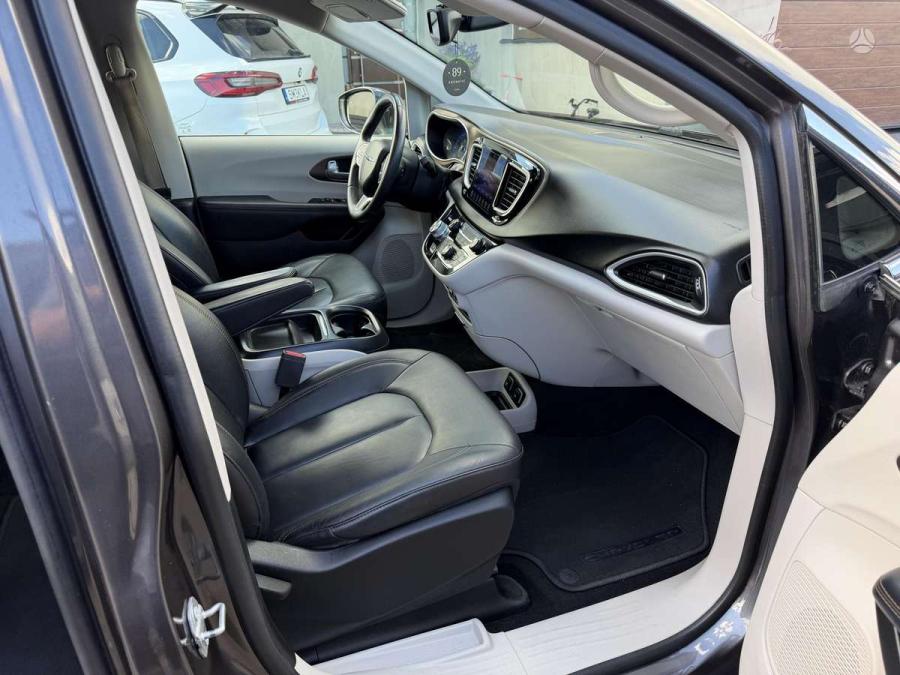 Pelēks Chrysler Pacifica 2018 Šauļi, ar dzinēja tilpumu 3.61 L un nobraukumu 193 tūkst. km par 13500 €, foto 12 vietnē AUTOMOTO.COM.LV