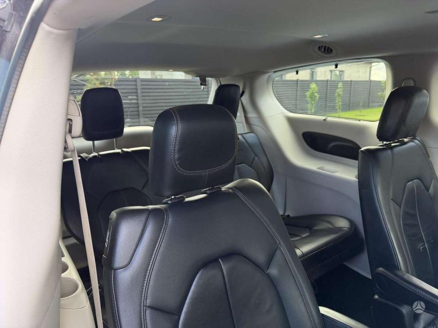 Pelēks Chrysler Pacifica 2018 Šauļi, ar dzinēja tilpumu 3.61 L un nobraukumu 193 tūkst. km par 13500 €, foto 14 vietnē AUTOMOTO.COM.LV