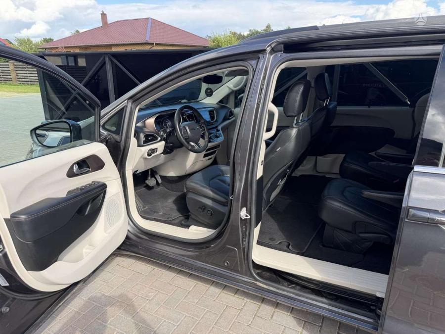 Pelēks Chrysler Pacifica 2018 Šauļi, ar dzinēja tilpumu 3.61 L un nobraukumu 193 tūkst. km par 13500 €, foto 18 vietnē AUTOMOTO.COM.LV
