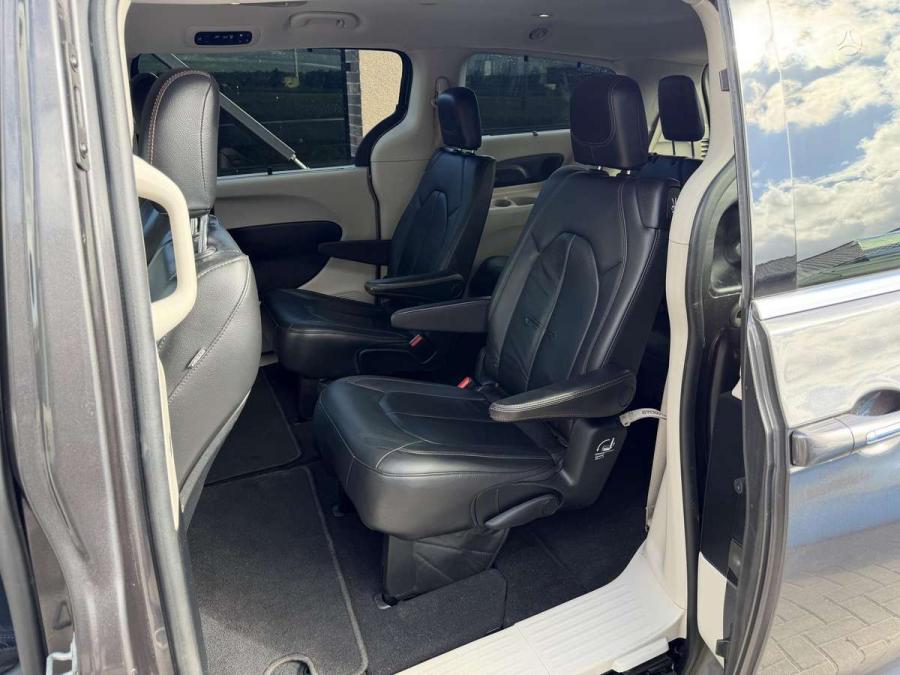 Pelēks Chrysler Pacifica 2018 Šauļi, ar dzinēja tilpumu 3.61 L un nobraukumu 193 tūkst. km par 13500 €, foto 19 vietnē AUTOMOTO.COM.LV