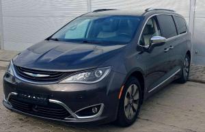 Pelēks Chrysler Pacifica 2018 Kretinga, ar dzinēja tilpumu 3.61 L un nobraukumu 186 tūkst. km par 16499 €, foto 4 vietnē AUTOMOTO.COM.LV