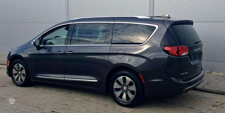 Pelēks Chrysler Pacifica 2018 Kretinga, ar dzinēja tilpumu 3.61 L un nobraukumu 186 tūkst. km par 16499 €, foto 7 vietnē AUTOMOTO.COM.LV