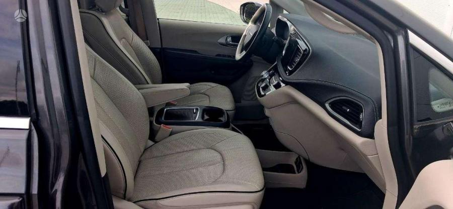 Pelēks Chrysler Pacifica 2018 Kretinga, ar dzinēja tilpumu 3.61 L un nobraukumu 186 tūkst. km par 16499 €, foto 24 vietnē AUTOMOTO.COM.LV