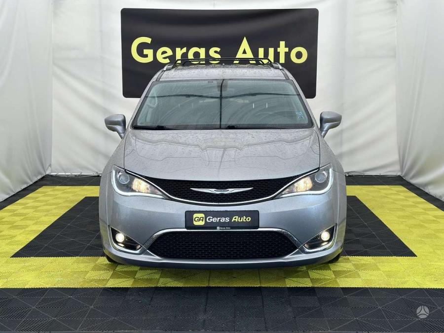 Pelēks Chrysler Pacifica 2018 Viļņa, ar dzinēja tilpumu 3.60 L un nobraukumu 143 tūkst. km par 17200 €, foto 8 vietnē AUTOMOTO.COM.LV