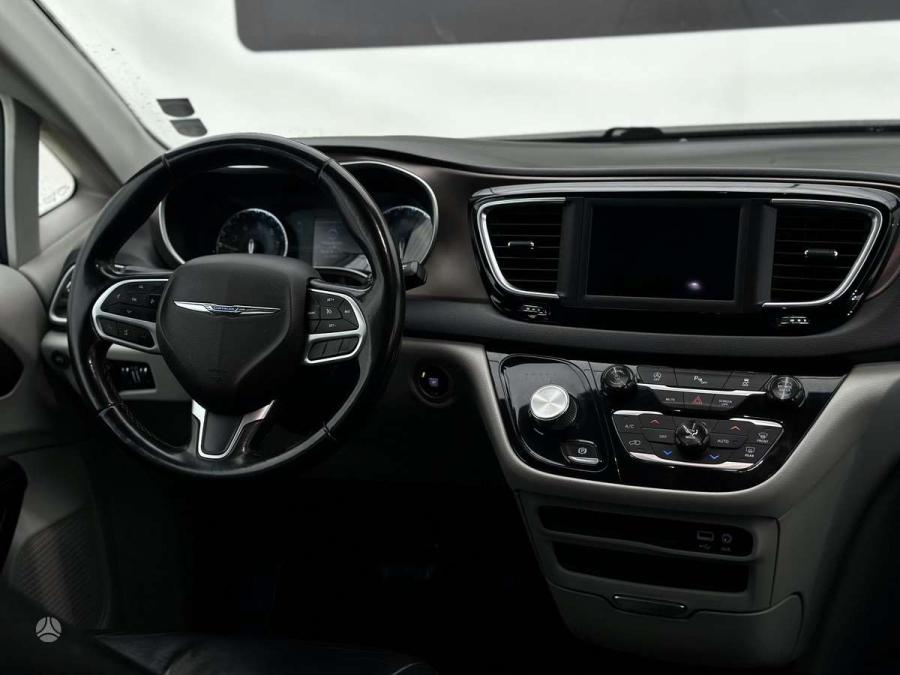 Pelēks Chrysler Pacifica 2018 Viļņa, ar dzinēja tilpumu 3.60 L un nobraukumu 143 tūkst. km par 17200 €, foto 20 vietnē AUTOMOTO.COM.LV