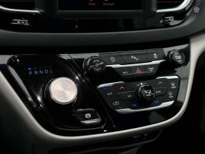 Pelēks Chrysler Pacifica 2018 Viļņa, ar dzinēja tilpumu 3.60 L un nobraukumu 143 tūkst. km par 17200 €, foto 23 vietnē AUTOMOTO.COM.LV